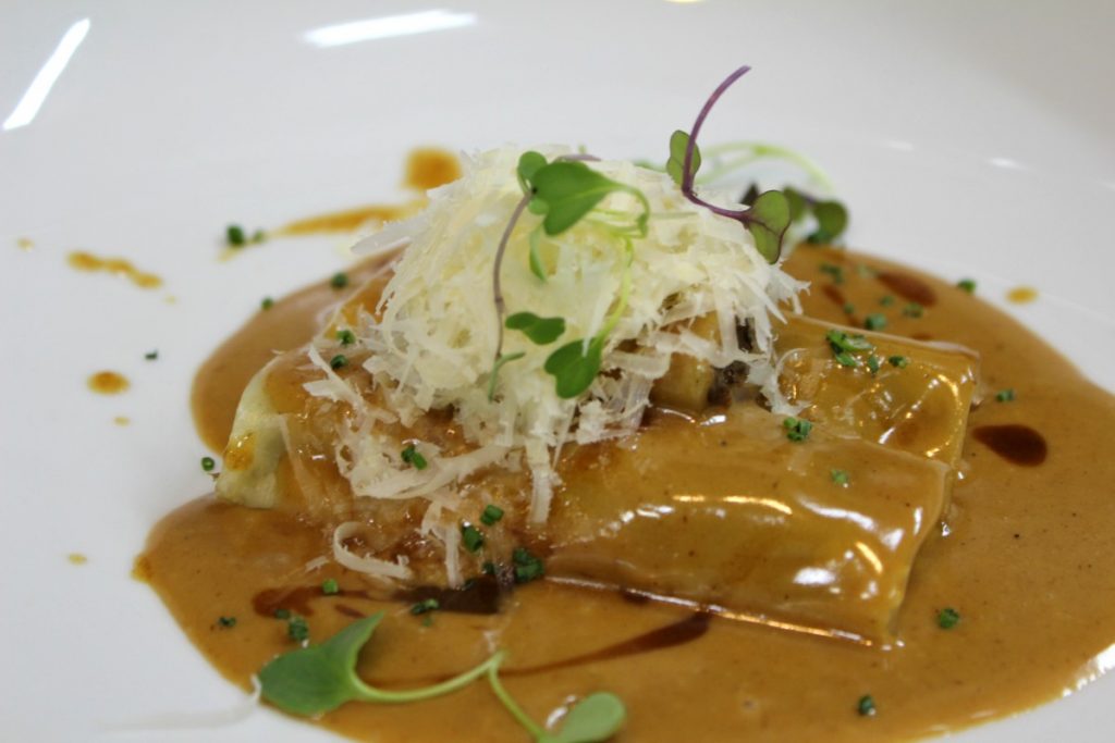 Canelón de rabo de toro con salsa ahumada de cecina y queso parmesano ...