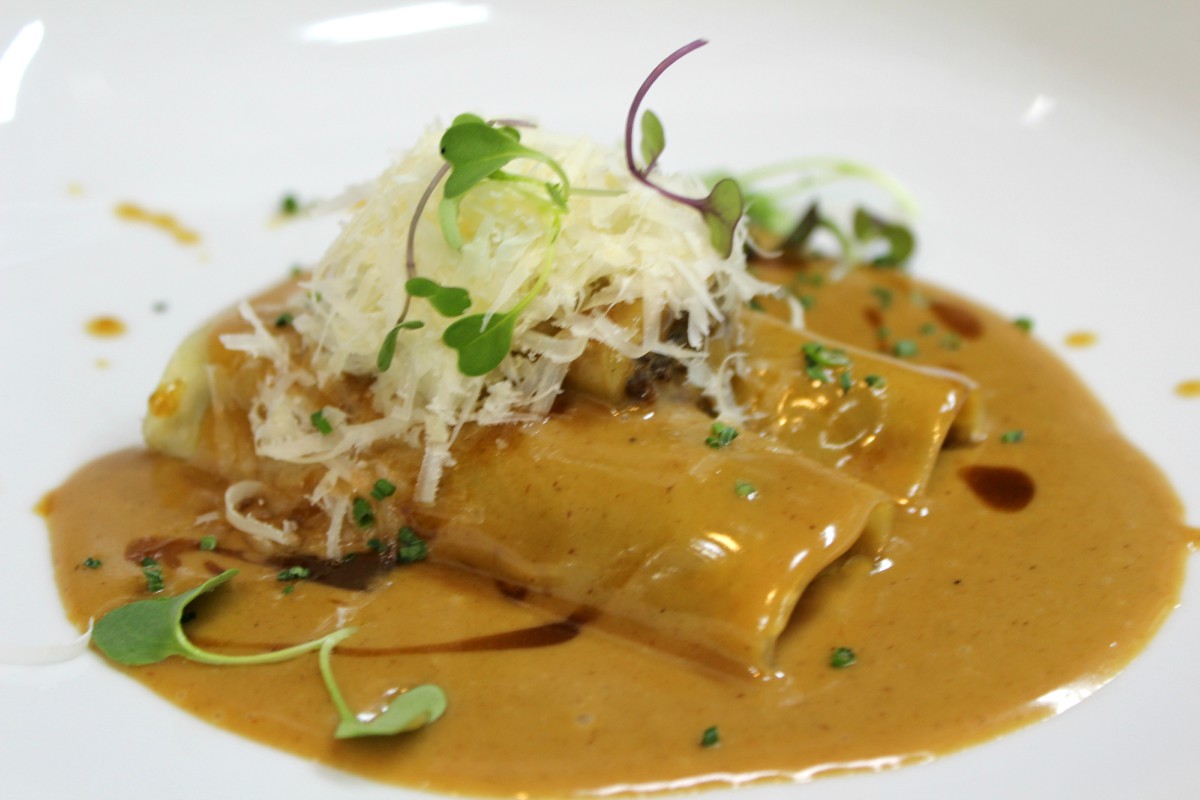 Canelón de rabo de toro con salsa ahumada de cecina y queso parmesano ...